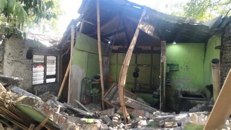 Tembok Rumah Ambruk Terdampak Proyek Rel Layang Joglo Diduga Efek