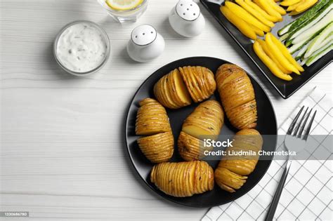 화이트 나무 테이블 평평한 평지에 제공되는 맛있는 수제 하셀백 감자 텍스트 공간 감자 요리에 대한 스톡 사진 및 기타 이미지