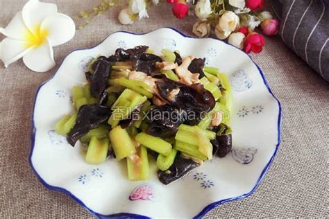 芹菜木耳炒肉的做法菜谱香哈网