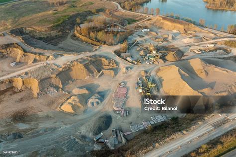 굴삭기와 덤프 트럭건설 산업을 위한 사암 자재의 오픈 피트 광산의 공중 보기 유용한 광물 개념의 광업 및 생산에 중장비 채석장에 대한 스톡 사진 및 기타 이미지 Istock