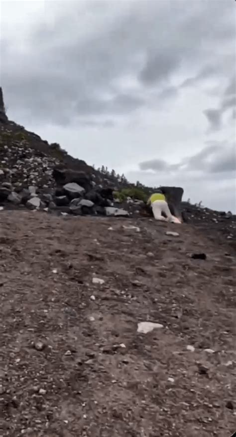 富士山亂象｜中國夫妻打大架 登山客聞涉性生活尷尬對話即閃人｜有片 星島日報