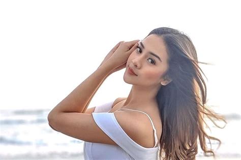 Pakai Dress Seksi Aksen Dada Transparan Sampai Dikira Nggak Pakai Bra