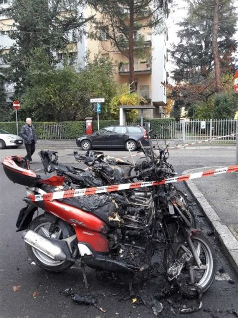 A Bologna Nuovo Rogo Di Motorini Vicino Allo Stadio La Repubblica