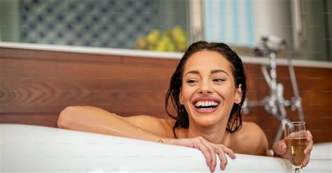 욕조에서 휴식을 취하는 아름다운 관능적인 여자 웰빙 스파 뷰티 컨셉 사진 Unsplash의 욕조 이미지