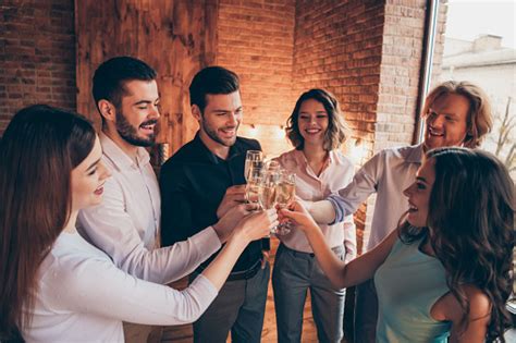 회사 좋은 사랑 스러운 매력적인 꽤 우아한 명랑 긍정적인 남자 숙 녀 재미 Clinking 와인잔 인사말 축 하 축 생일 Festal 조명 산업 로프트 인테리어 룸 축배에