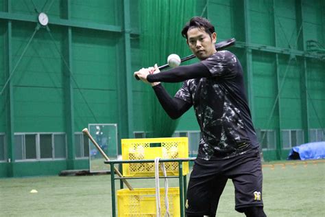 甲子園の室内練習場で自主練習を行う原口。22日の練習（阪神タイガース提供） スポニチ Sponichi Annex 野球