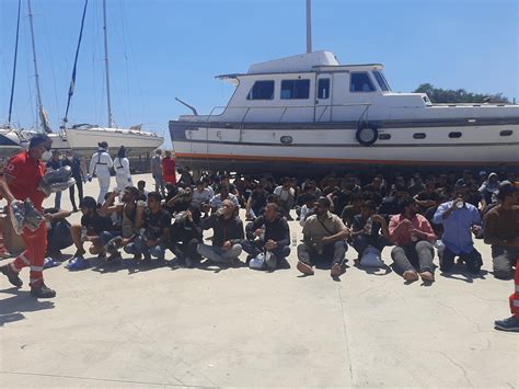 Nuovo Sbarco Nel Porto Di Roccella Ionica Arrivati 97 Migranti La