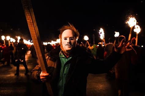 Pela Primeira Vez Na História Mulheres Participam De Tradicional Festa
