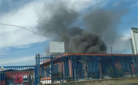 Vasto Incendio Nella Zona Est Di Napoli In Fiamme Materiali Di Plastica