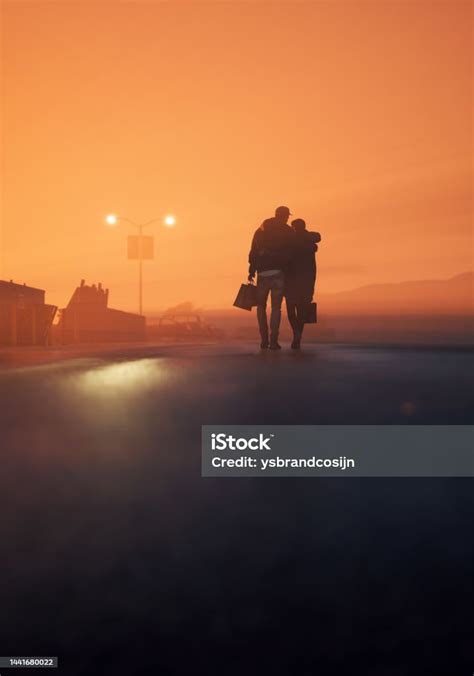 쇼핑백을 든 남자와 여자는 해질녘 가로등이 있는 안개 낀 길을 걷고 있다 후면도 3d 렌더링 2명에 대한 스톡 사진 및 기타 이미지 Istock