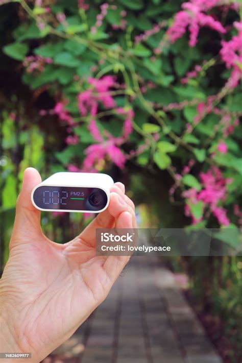 Closeup Tangan Memegang Sensor Polusi Udara Yang Mengukur Kualitas