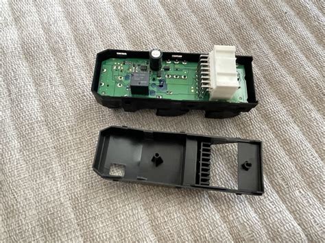 パワーウィンドウスイッチの分解と接点部分の清掃 freedom