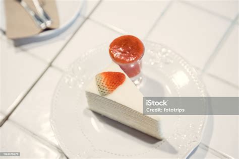 딸기 치즈 케이크 흰색 테이블에 딸기와 맛있는 수제 치즈 케이크 선택적 초점 0명에 대한 스톡 사진 및 기타 이미지 0명