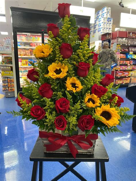 Arreglo Floral De Rosas Y Girasoles En Cesta De Regalo