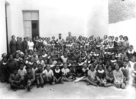 ΜΑΘΗΤΕΣ ΔΗΜΟΤΙΚΟΥ ΣΧΟΛΕΙΟΥ ΜΕ ΤΟΝ ΔΑΣΚΑΛΟ ΤΟΥΣ Archive Ert Gr