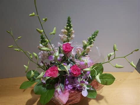 バラとデンファレのアレンジメント！！「牧野植物園 さくらんぼ」｜【イーフローラ】フラワーギフトや花の宅配、送料無料も多数