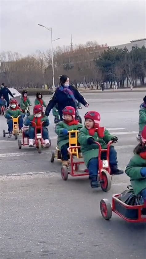 可可爱爱！市民偶遇幼儿园小朋友穿军大衣，踩三轮车外出卖爆米花 腾讯新闻