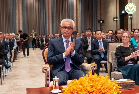 ឯកឧត្តមអគ្គបណ្ឌិតសភាចារ្យ អូន ព័ន្ធមុនីរ័ត្ន ឧបនាយករដ្ឋមន្ត្រី រដ្ឋមន្រ្តីក្រសួងសេដ្ឋកិច្ច