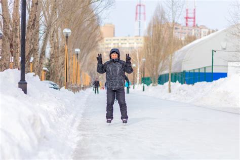Hombre Maduro Patinando En Pista De Hielo Foto De Archivo Imagen De
