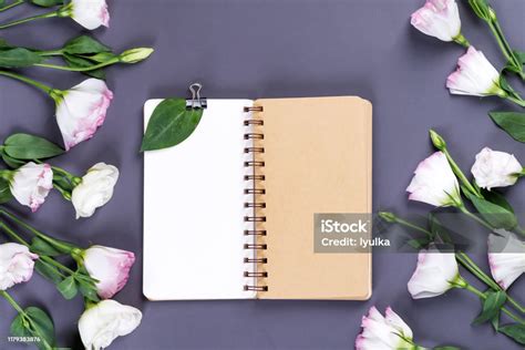 어두운 종이 배경에 빈 노트북과 꽃의 꽃다발을 엽니 다 빈티지 스타일의 아름다운 인사말 카드 플랫 레이 2월에 대한 스톡 사진 및 기타 이미지 Istock
