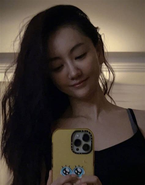杨蓉晒自拍照展现锻炼成果 穿运动文胸秀健身曲线 搜狐大视野 搜狐新闻