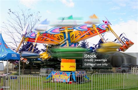 할로윈 축제 기간 동안 카니발 놀이 공원에서 회전 목마를 돌리는 Carnival에 대한 스톡 사진 및 기타 이미지