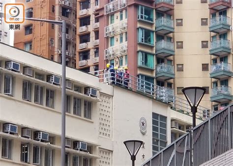 半山中學女生攀窗危坐 被勸服返回安全位置｜即時新聞｜港澳｜oncc東網