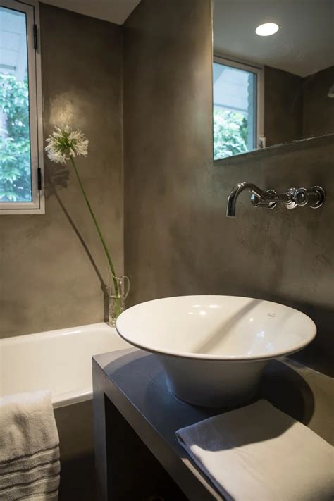 Cemento Alisado Y Muebles Contemporáneos Para Una Casa De Los Años 60