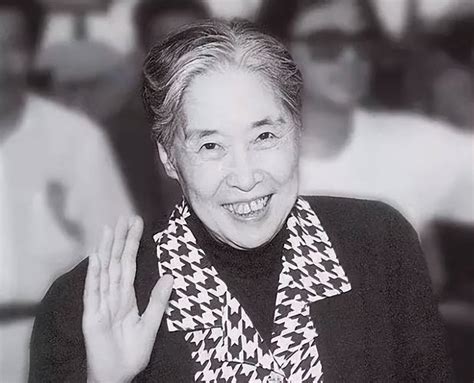 王光美拿到刘少奇追悼会名单后，果断划掉几个人，加上毛主席爱将 清幽闲适