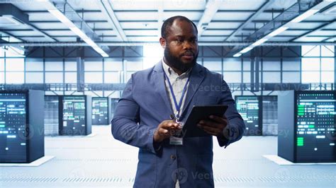 Eso Técnico Caminando En Datos Centro Supervisando Servidor Operaciones Utilizando Tableta