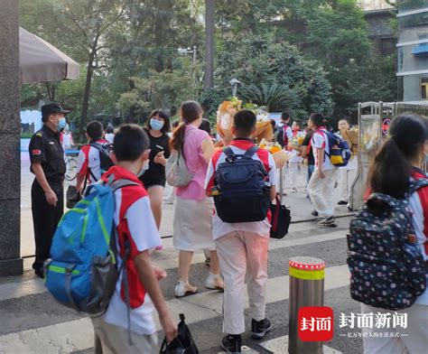 教师节学校门口鲜花热销 图集 封面新闻