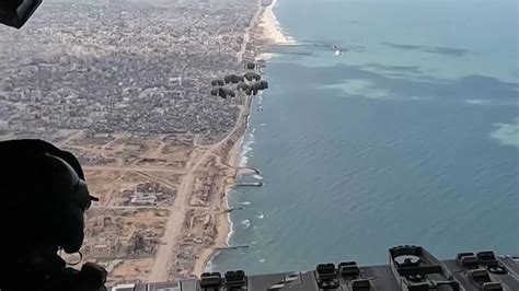 Хамас 18 души са загинали при прибиране на хуманитарна помощ спусната с парашут в Газа