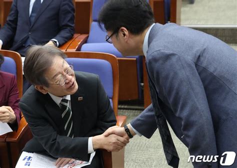 악수 나누는 이재명·홍익표 네이트 뉴스
