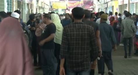 ঈদযাত্রায় সড়ক পথে মানুষের ঢল