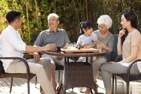 肝有没有病，看眼睛就知道？医生：患肝病的人，眼睛会有3种现象
