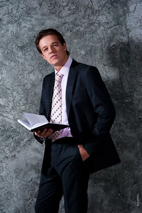 Деловой бизнес портрет мужчины в костюме с книгой в руке