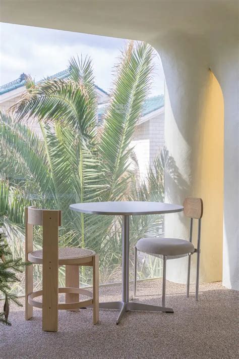 화이트톤 부드러운 곡선 포인트 모던 미니멀 컨셉 100평 제주 카페 인테리어 제주도 제주시