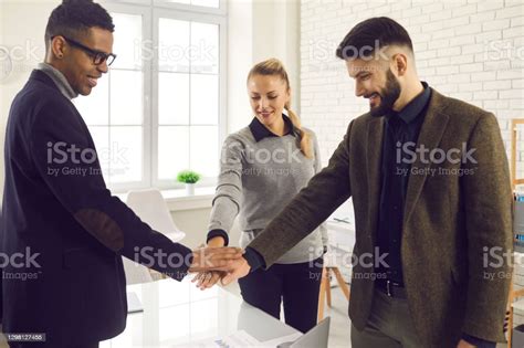 팀워크와 성공의 상징으로 손을 잡고 행복한 다양한 비즈니스 인재의 팀 25 29세에 대한 스톡 사진 및 기타 이미지 25 29세 30 34세 40 44세 Istock