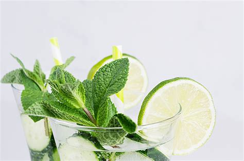 민트 라임 얼음 오이 거품과 신선한 해독 봄 칵테일 근접 촬영 부드러운 흰색 나무 배경 최고의 안경에 삭제 합니다 가벼운에 대한 스톡 사진 및 기타 이미지 Istock