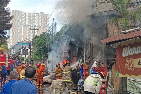 Kerugian Kebakaran Lapak Barang Rongsokan Di Beji Depok Capai Rp300 Juta
