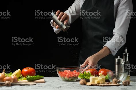 냉장고 음식 집 주방에서 요리사 손으로 프로세스 채식주의 샐러드에서 준비 합니다 어두운 검은 배경 디자인 메뉴 레스토랑에 대 한