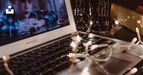 흰색 Ipad 옆에 있는 코카콜라 병 사진 Unsplash의 무료 상트페테르부르크 이미지