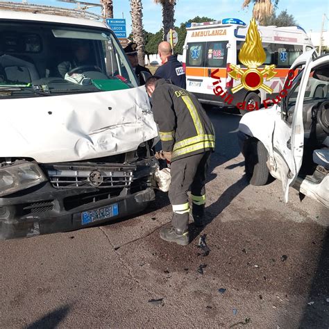 Scontro Tra Due Mezzi A San Foca Feriti I Conducenti Donna