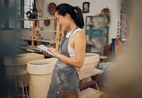 태블릿 도자기 및 여성 타이핑은 중소 기업 온라인 상점 및 점토 조각 및 예술을위한 웹 사이트입니다 창조적 인 워크샵 디지털 기술 및 소녀는 재고 전자 상거래 및 세라믹