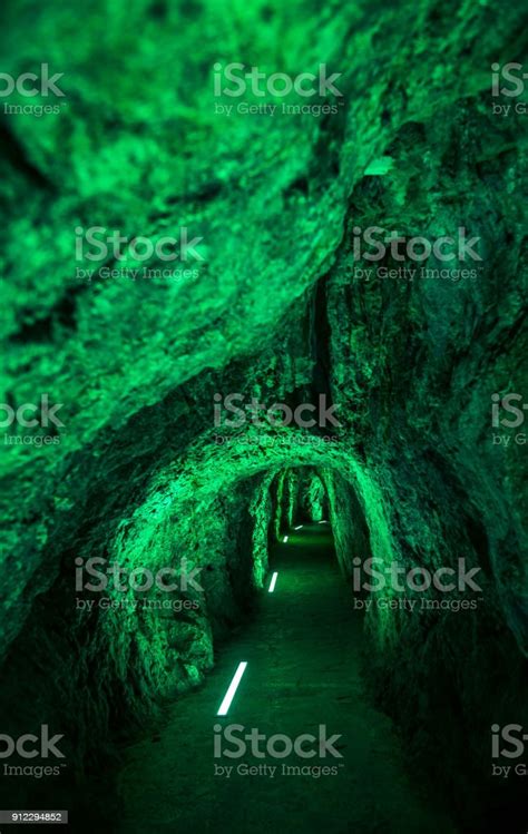 Sa Calobra토런트 드 Pareis 미묘 하 게 한적한 칼라 Sa Calobra 페 블 비치로 이어지는 록에서 잘라 보행자