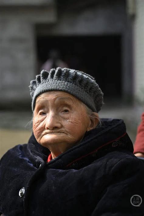 她，111岁，重庆健在的最长寿老人 爱漂亮爱锻炼，现在还能自己梳头