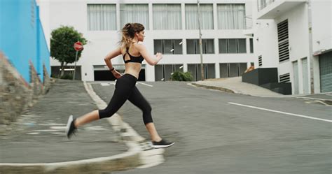 달리기 운동 선수 나 여자는 이어폰을 끼고 야외에서 아침 마라톤 연습을 할 때 속도가 빨라 요염합니다 피트니스 러너 및 스포츠 운동 및 유산소 운동을 위한 에너지로 훈련을