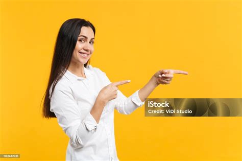 Potret Wanita Muda Yang Tersenyum Dengan Kemeja Putih Kasual Tampak