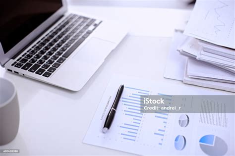 노트북 및 금융 문서 사무실 직장 0명에 대한 스톡 사진 및 기타 이미지 0명 개념 공란 Istock