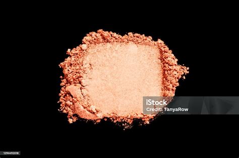 핑크와 블랙 절연 배경에 얼룩진 메이크업 그라데이션 텍스처 팔레트 컨실러 파운데이션 매트 블러셔 파우더 검정색 배경에 대한 스톡 사진 및 기타 이미지 Istock